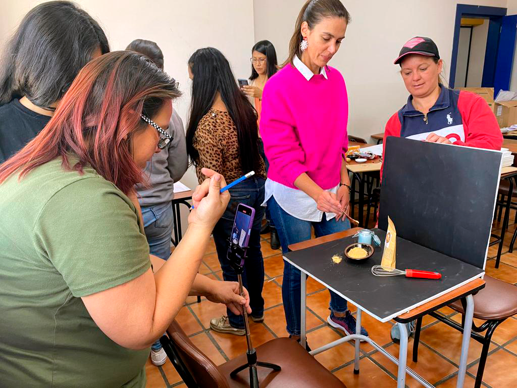 Ecuador. Taller di Fotografía para emprendedoras migrantes y refugiadas ...